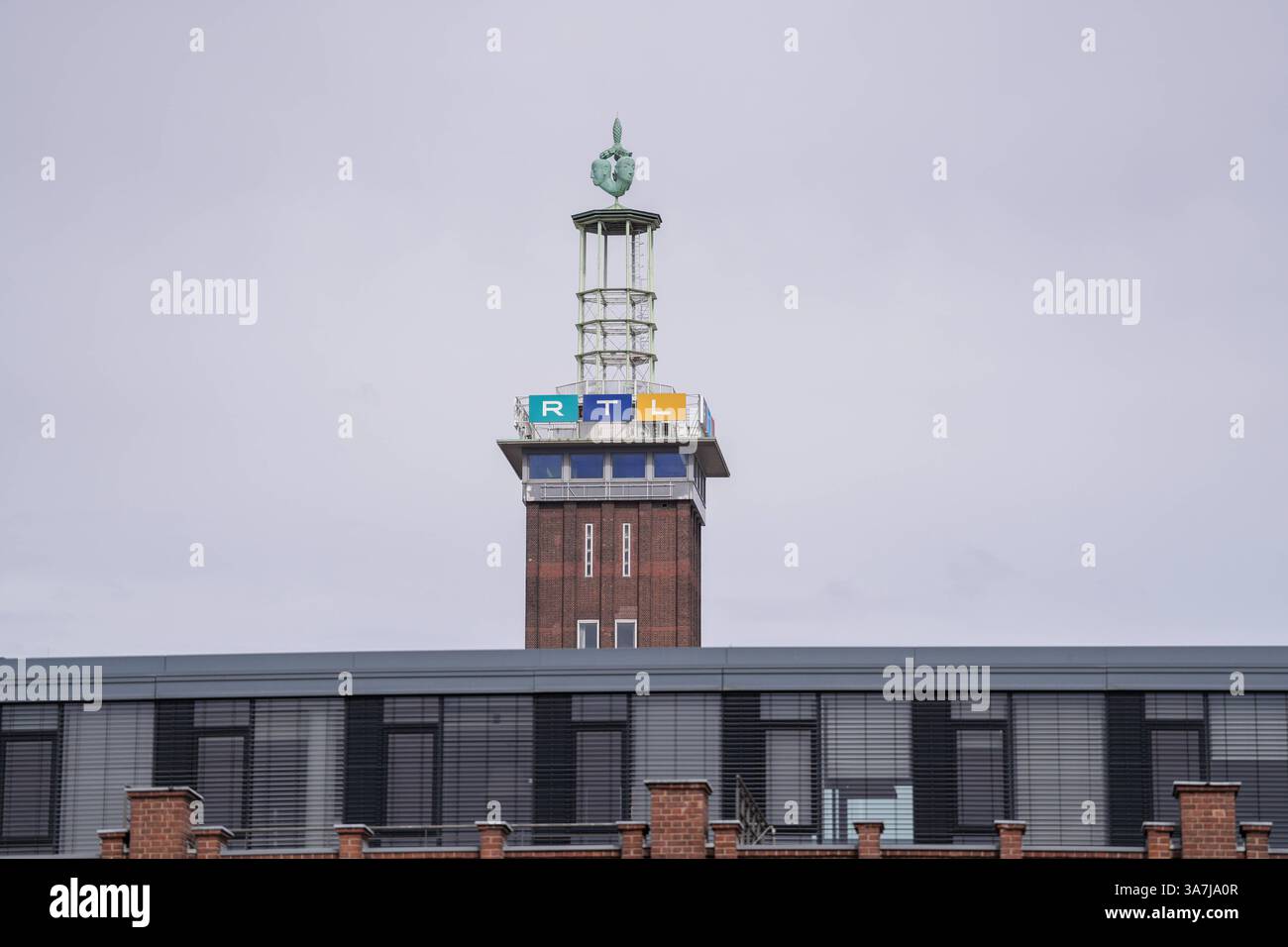 RTL-Gebäude, Köln-Deutz, moderner Backsteinbau, rechteckige Architektur ...