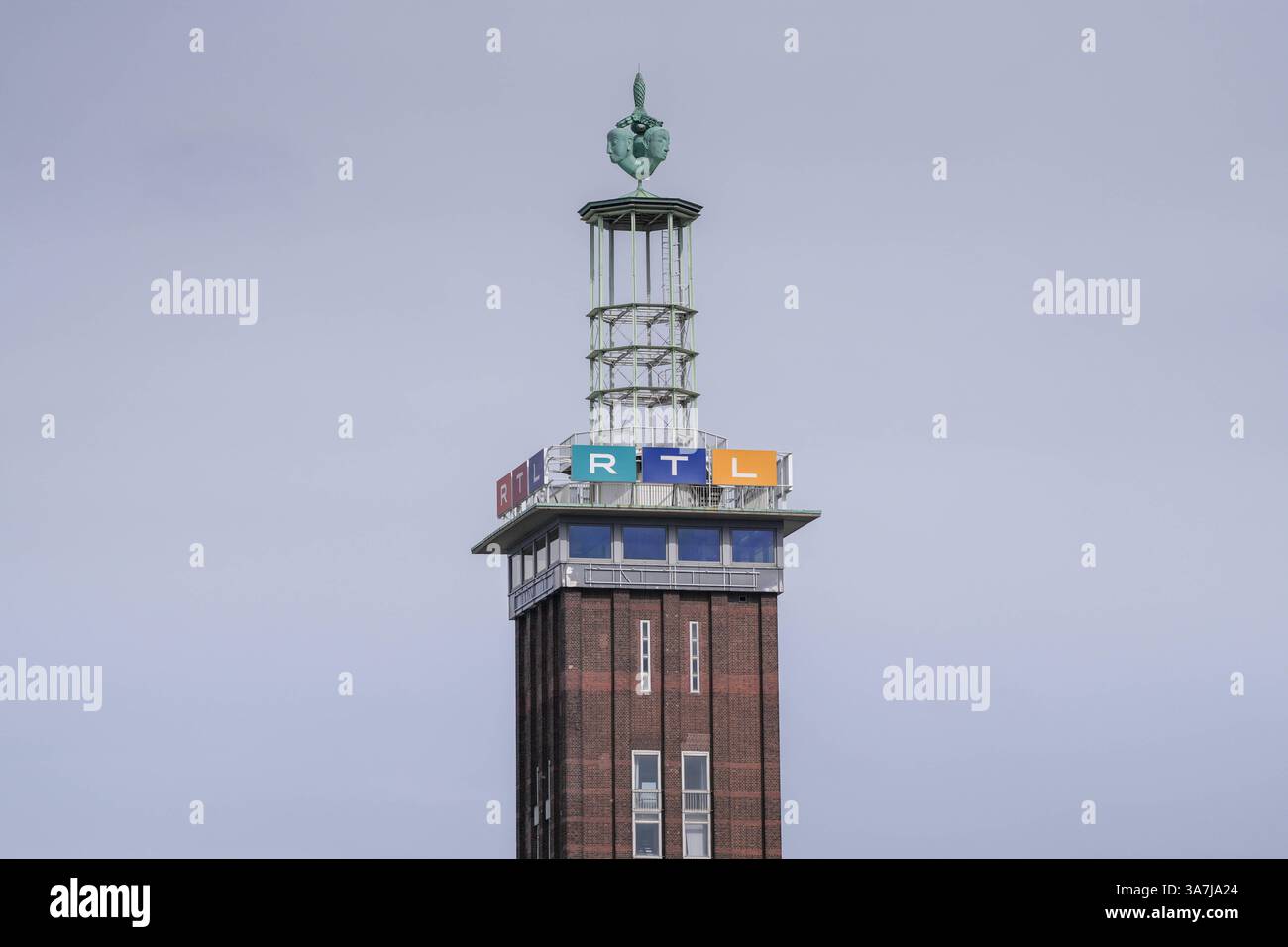 RTL-Gebäude, Köln-Deutz, moderner Backsteinbau, rechteckige Architektur ...