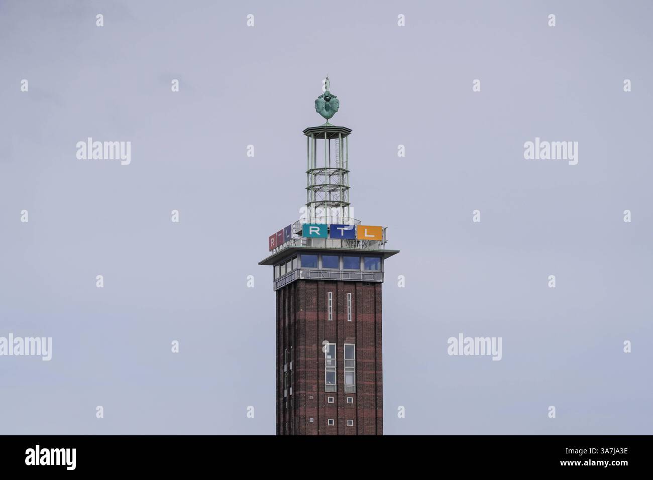 RTL-Gebäude, Köln-Deutz, moderner Backsteinbau, rechteckige Architektur ...