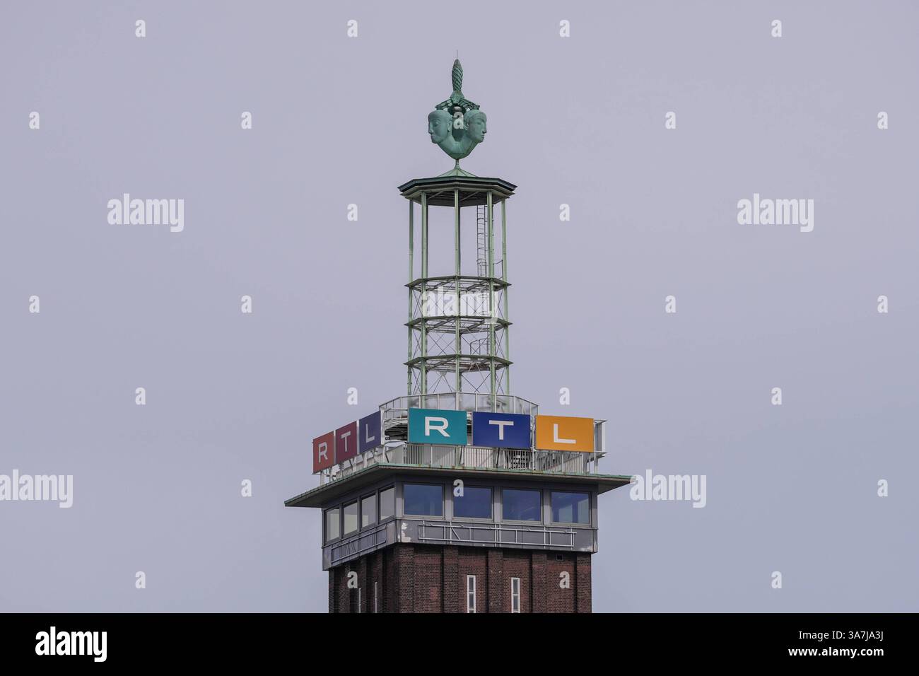 RTL-Gebäude, Köln-Deutz, moderner Backsteinbau, rechteckige Architektur ...