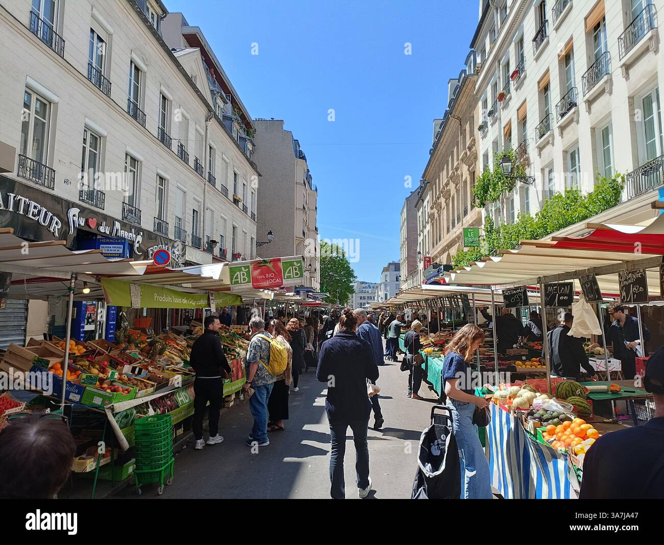 France Paris : au marché d'Aligre au printemps Stock Photo - Alamy