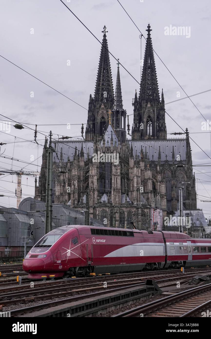 Dom, Sehenswürdigkeit, Kirche, Tourismus, Reisen, Urlaub, TGV, Eurostar, ICE, Nahverkehr ...