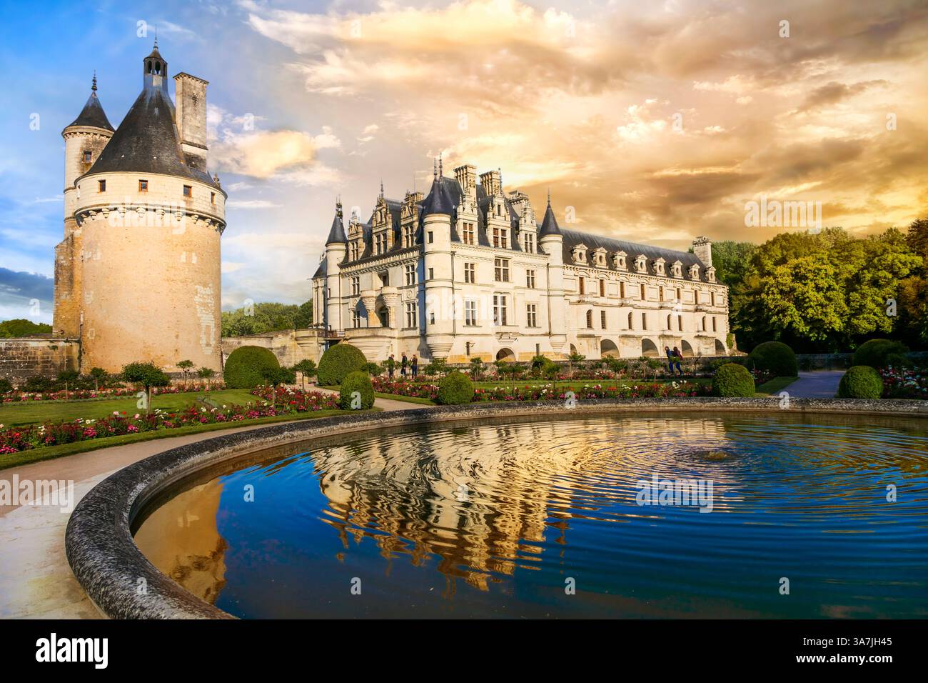 France, Loire valley castles. Elegant Chenonceau chateau over sunset ...