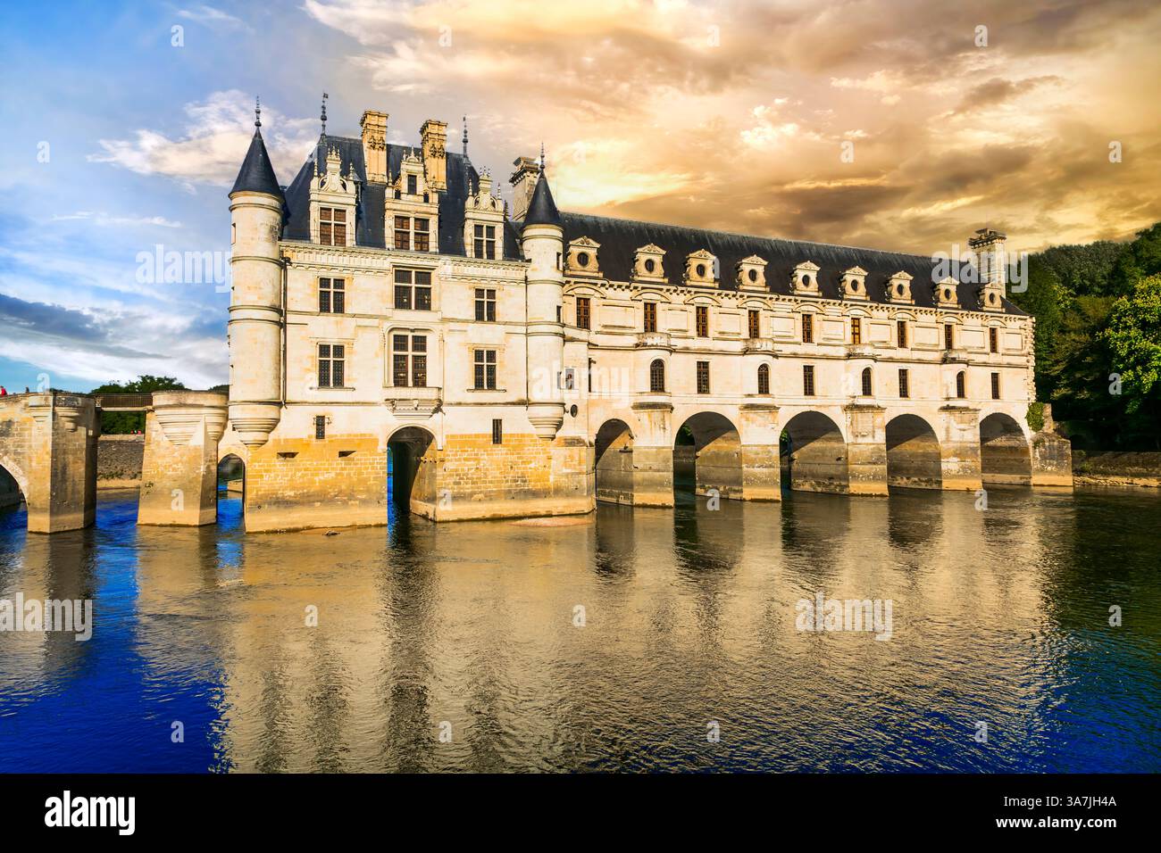 France, Loire valley castles. Elegant Chenonceau chateau over sunset ...