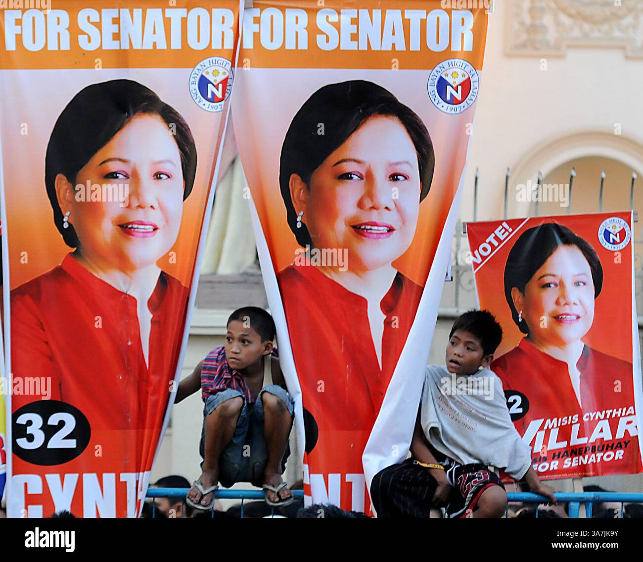 Philippines campaign election 2013 hi-res stock photography and images ...