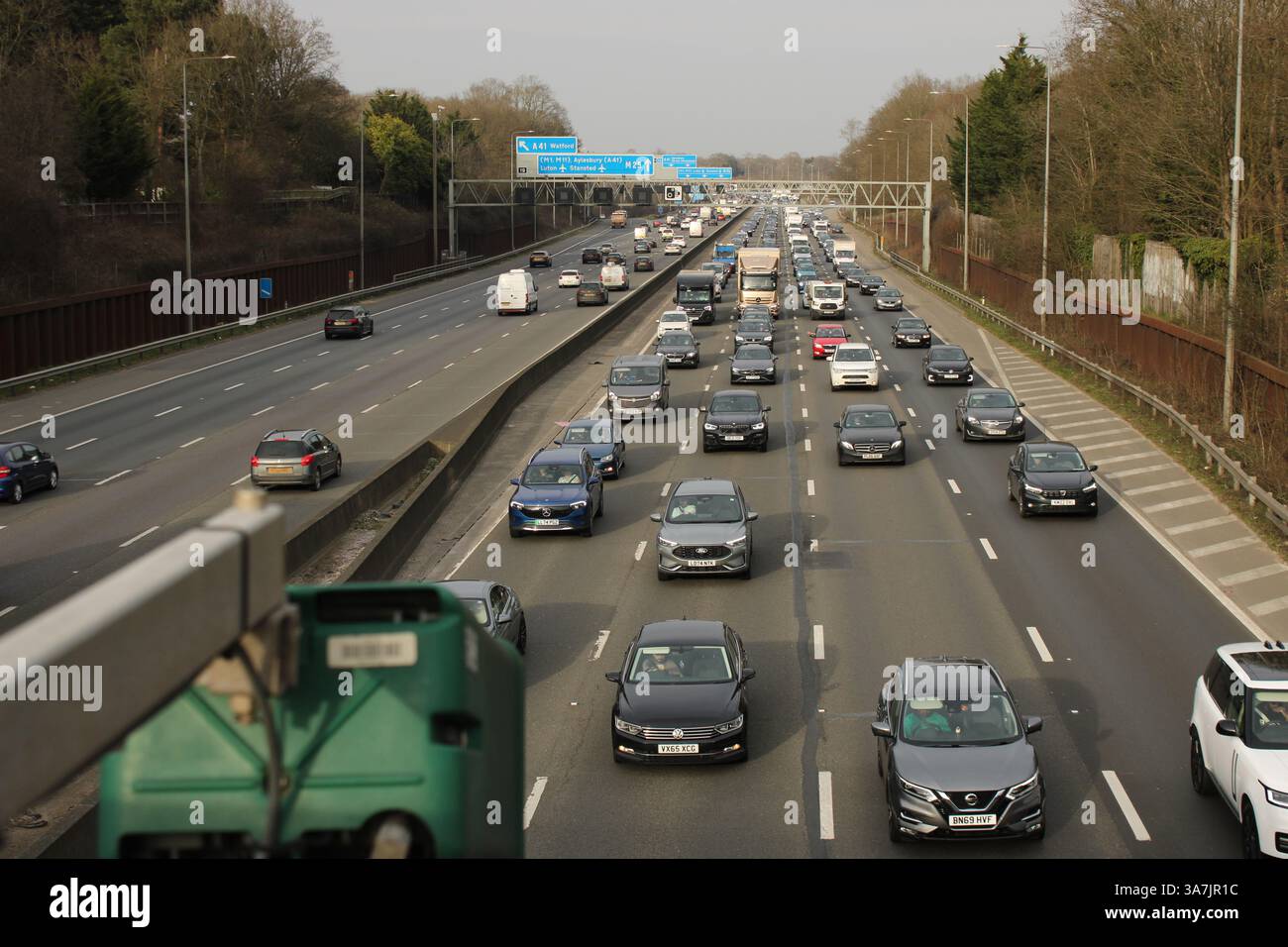 Traffic Sensor facing a set queuing cars on the M25 Stock Photo - Alamy