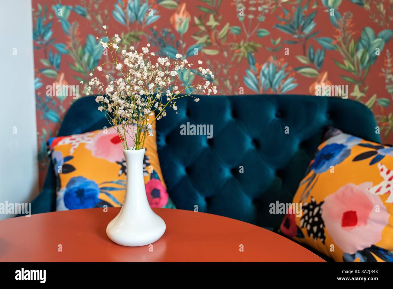 Minimalist floral styling hi-res stock photography and images - Alamy