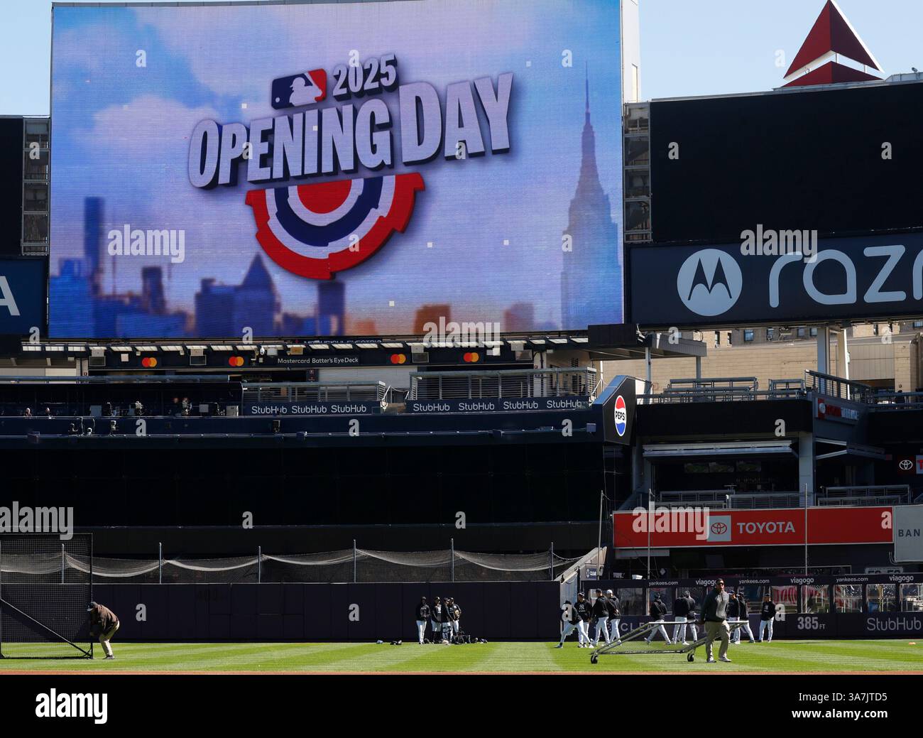 Bronx, United States. 27th Mar, 2025. Players warm up on the field ...