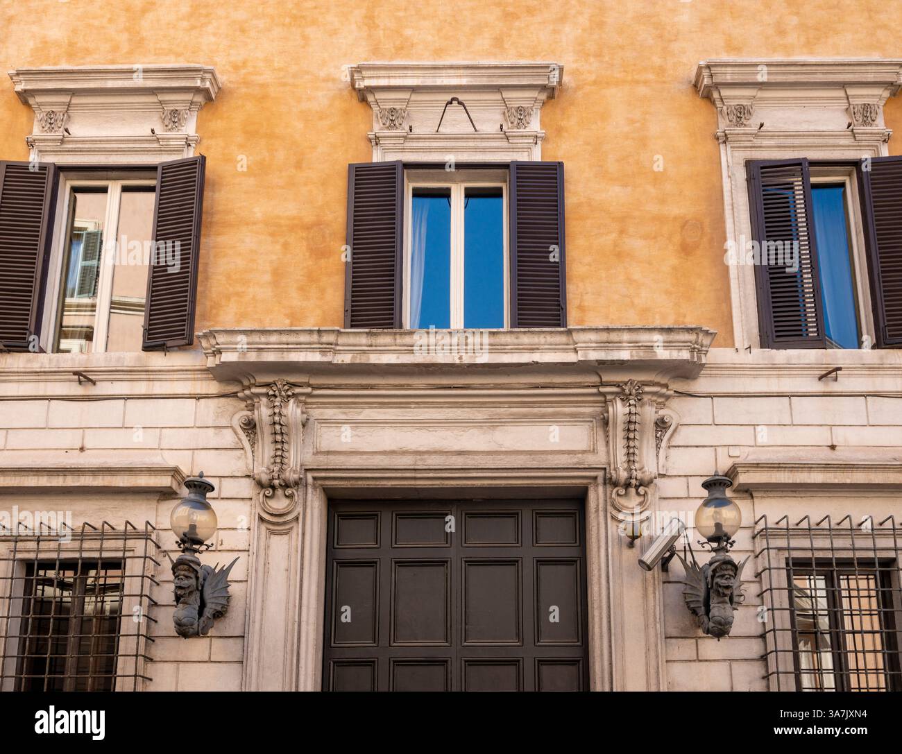 Traditional building in Rome, Italy Stock Photo - Alamy