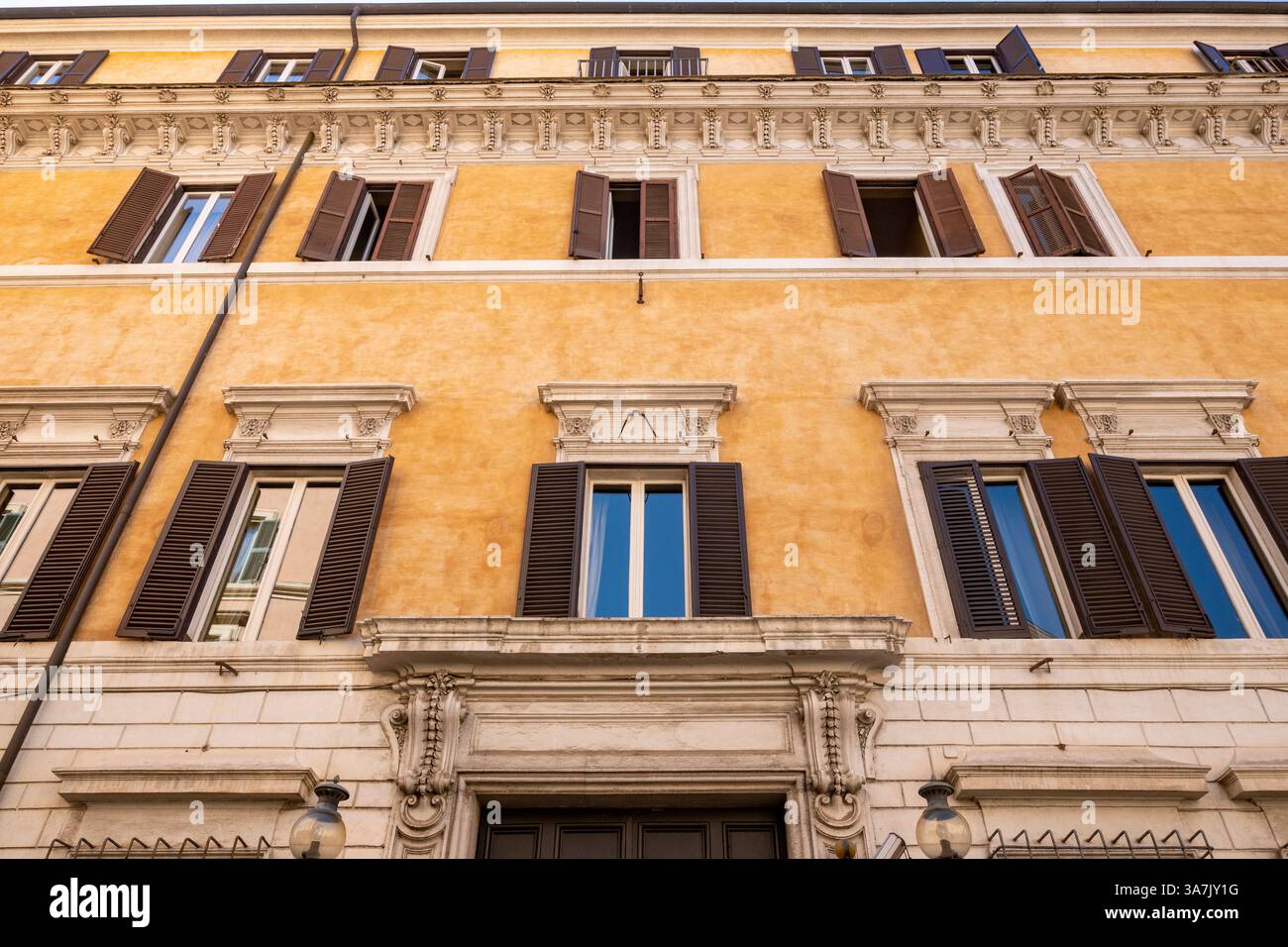 Traditional building in Rome, Italy Stock Photo - Alamy