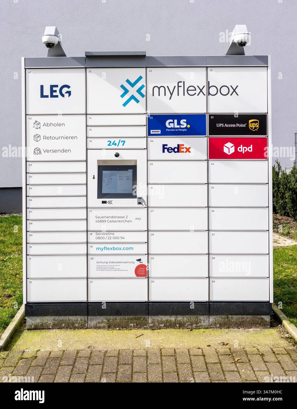 Fedex station hi-res stock photography and images - Alamy