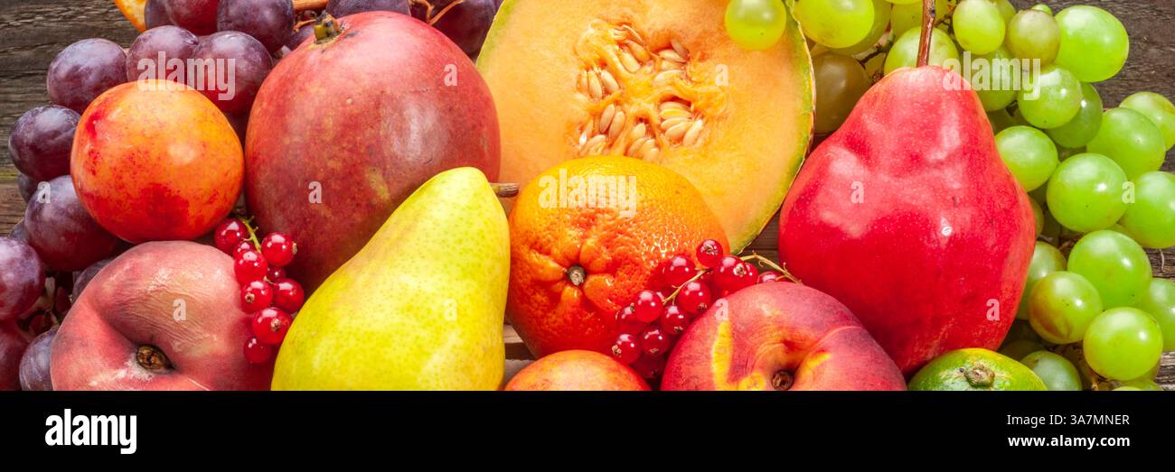 Frisches Obst Viele verschiedene und vitaminreiche Obstsorten liegen ...