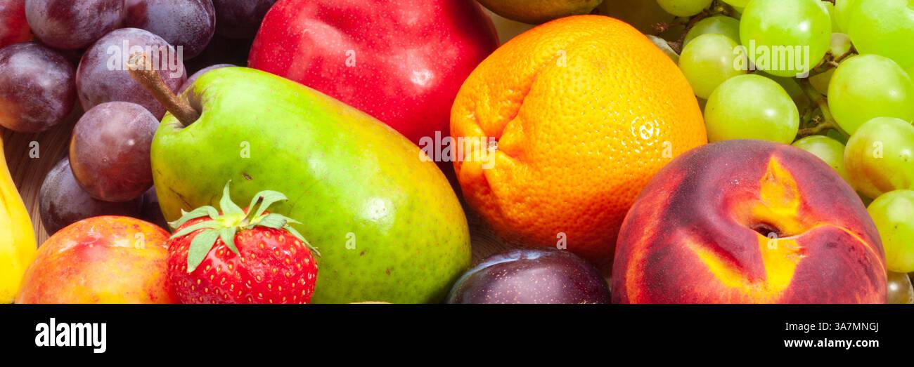 Frisches Obst Viele verschiedene und vitaminreiche Obstsorten liegen ...