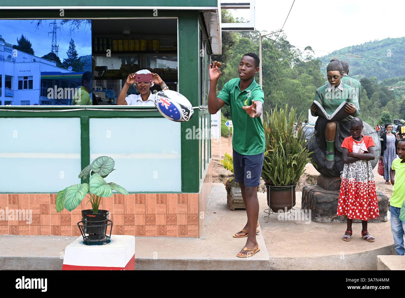 Family volunteering travel africa hi-res stock photography and images ...
