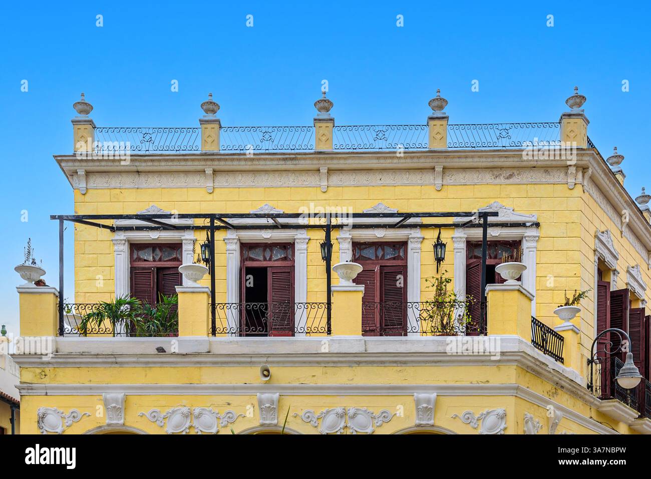 Colonial building facade, Camaguey, Cuba Stock Photo - Alamy
