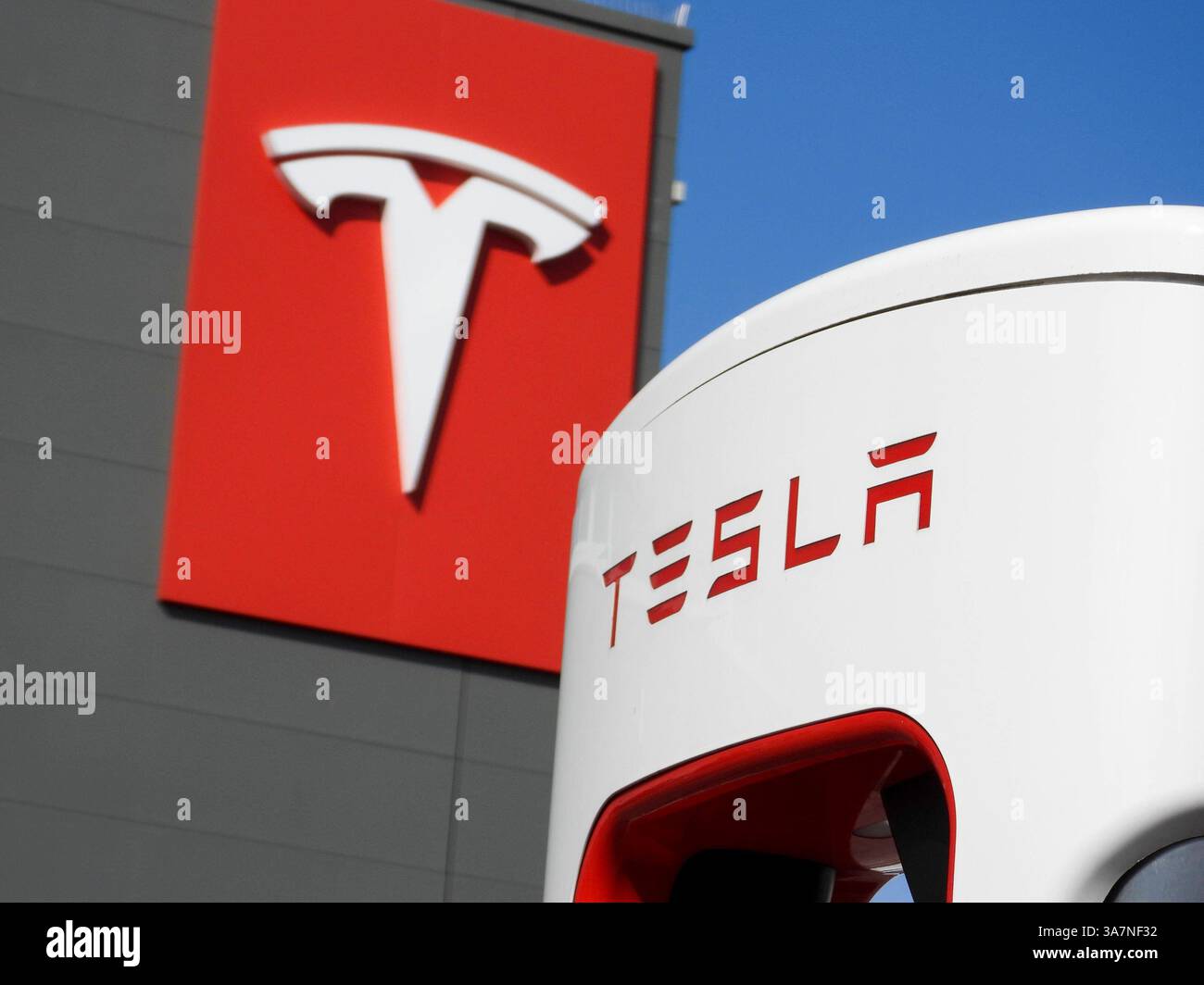 Rot Weisses Tesla Logo Buchstaben an der Hauswand E Auto verkauf ...