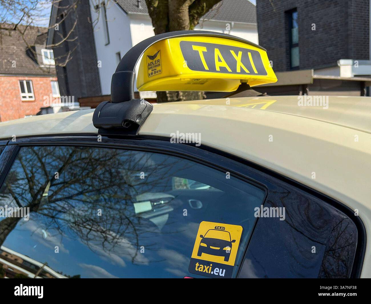 Taxi Dachzeichen Dachschild gelb mit schwarzer Aufschrift. Taxi ...