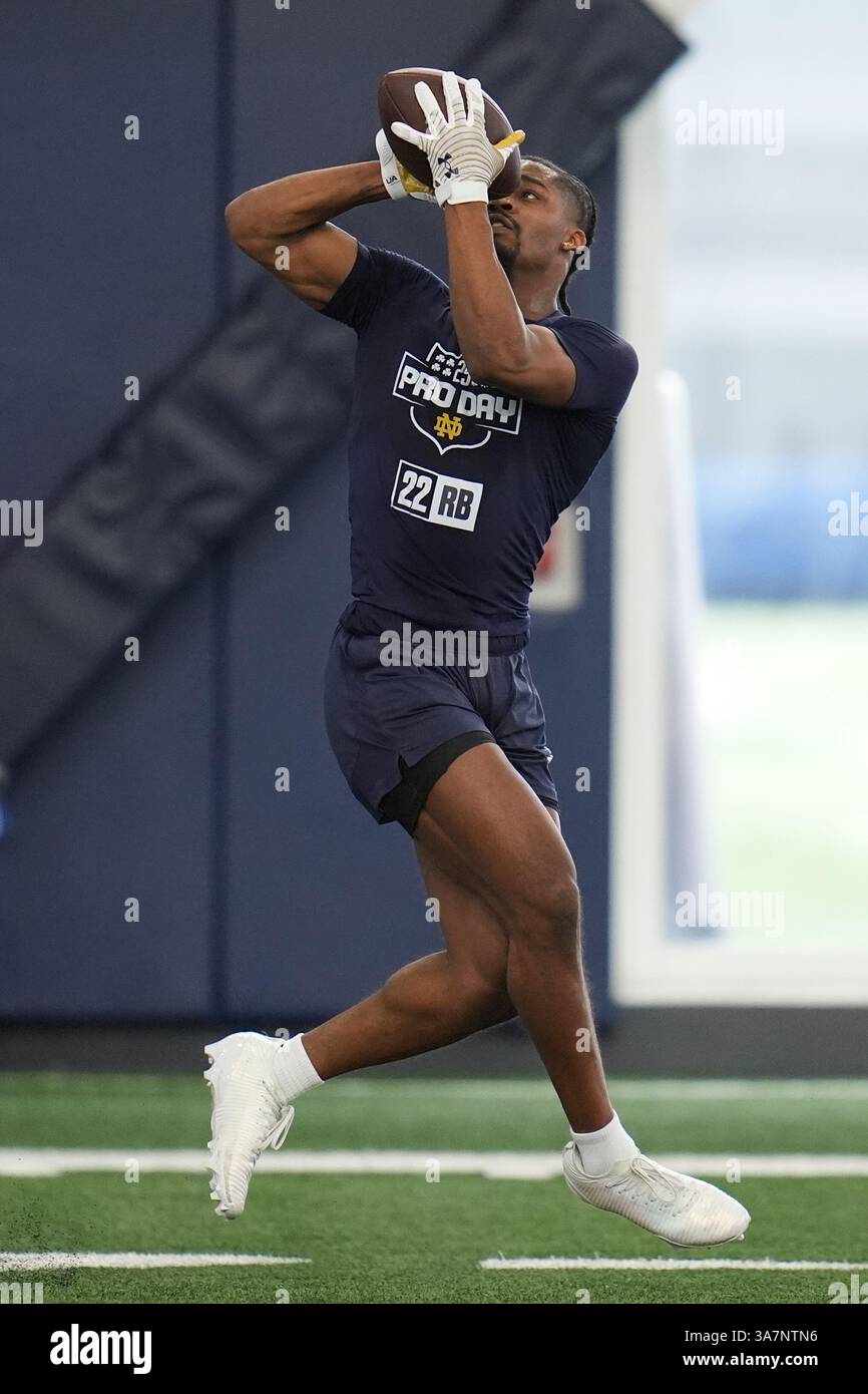 Notre Dame running back Devyn Ford (22) makes a reception during the ...