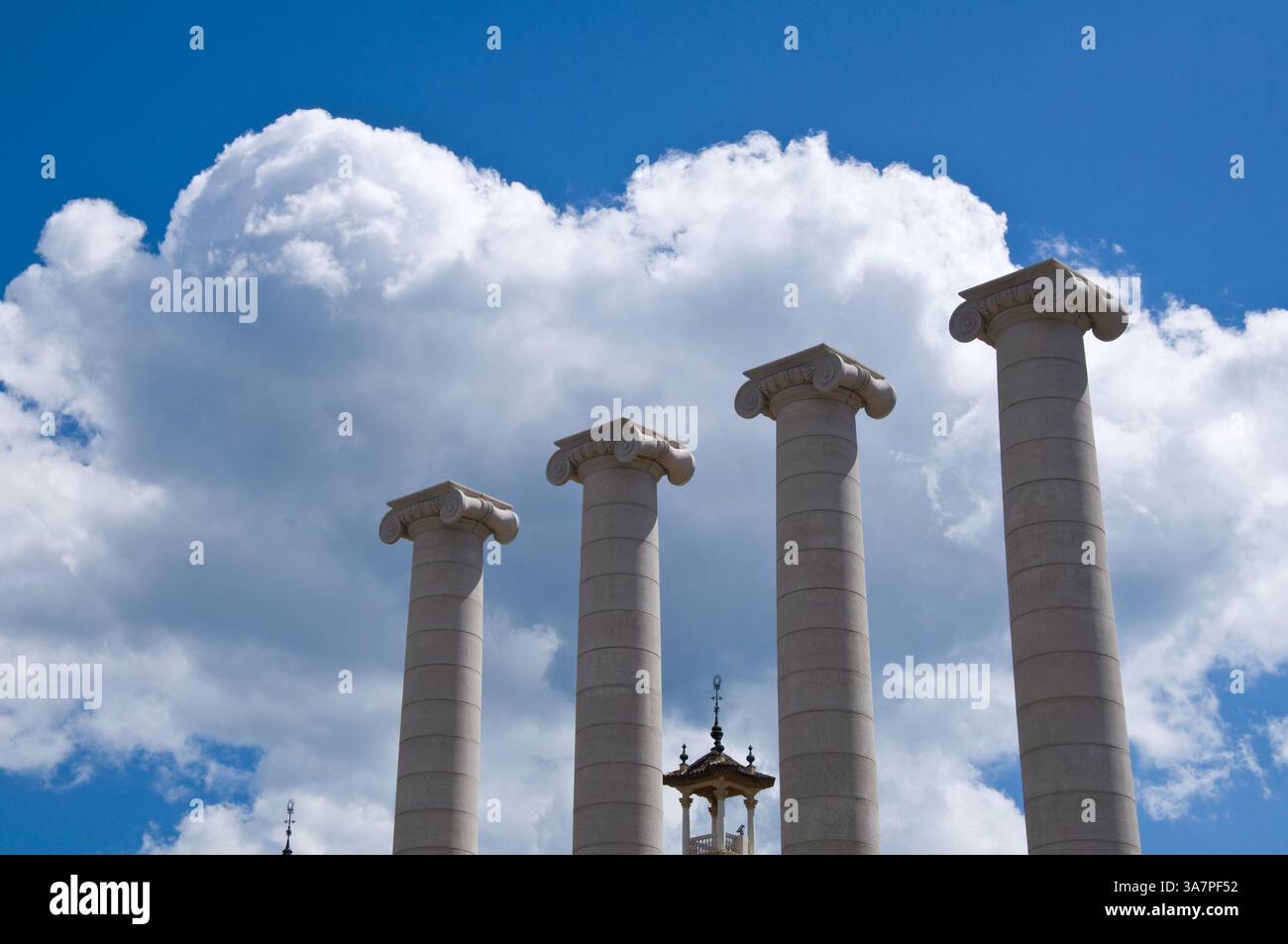 Free standing columns hi-res stock photography and images - Alamy