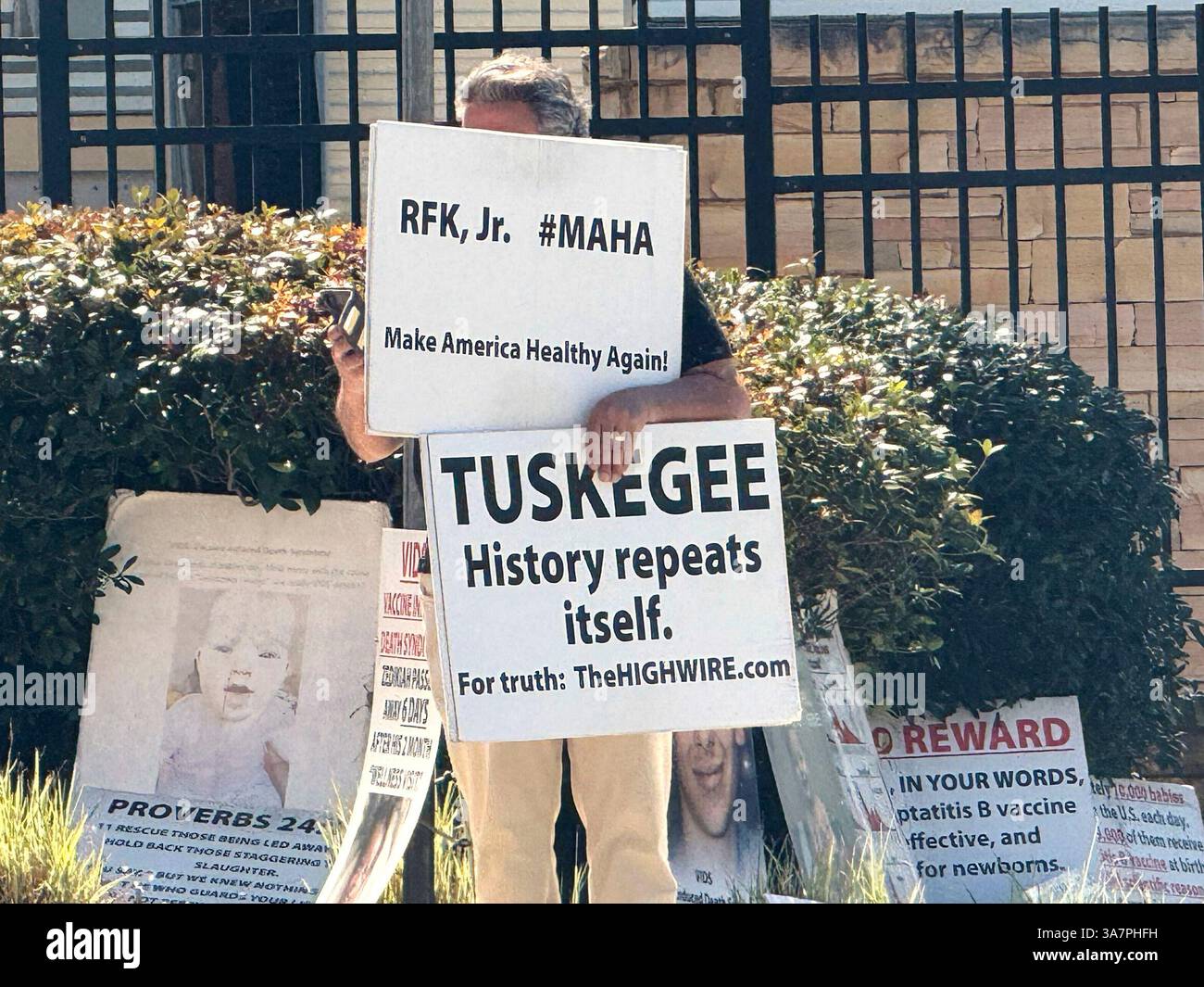 Mike Arnold, a supporter of Health Secretary Robert F. Kennedy Jr ...