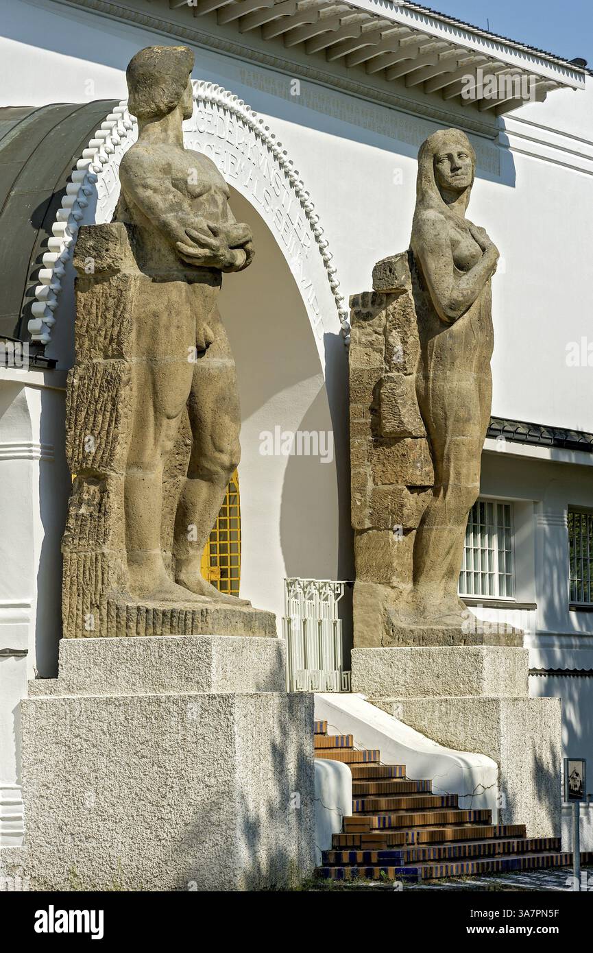 Monumental statues by Ludwig Habich and Rudolf Bosselt at the entrance ...