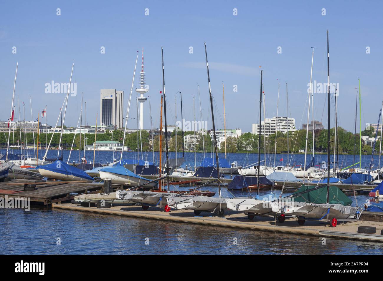 Outer Alster with Radisson Blu Hotel, boat harbour with sailing boats ...