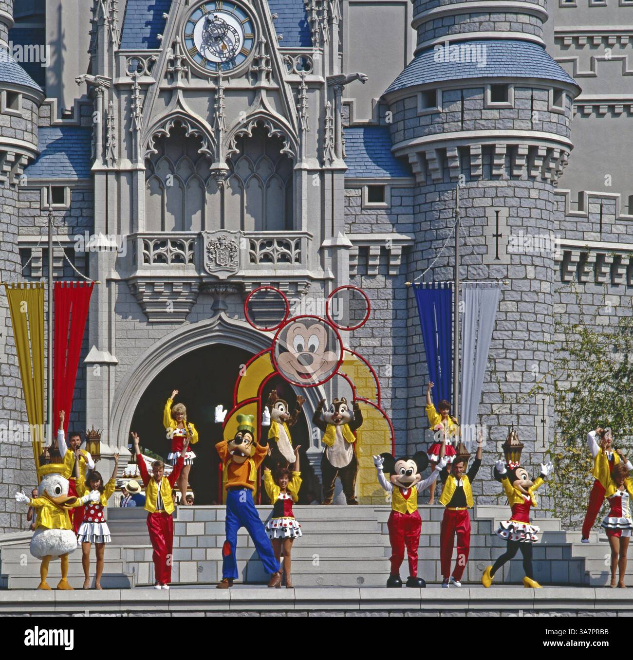 Disney World, Disney Dancer in front of Cinderella Castle, Orlando ...