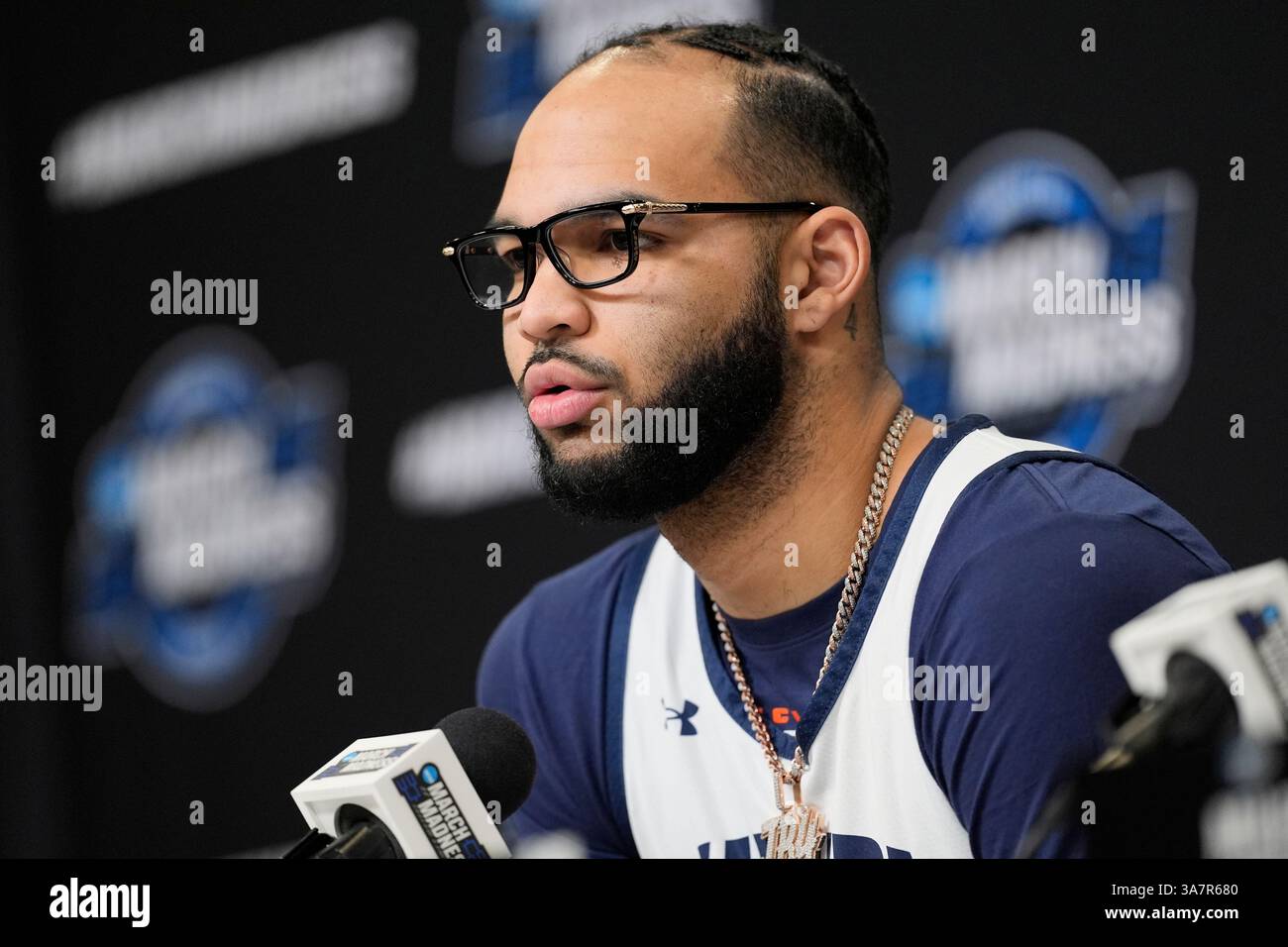 Auburn forward Johni Broome speak during a news conference, Thursday ...