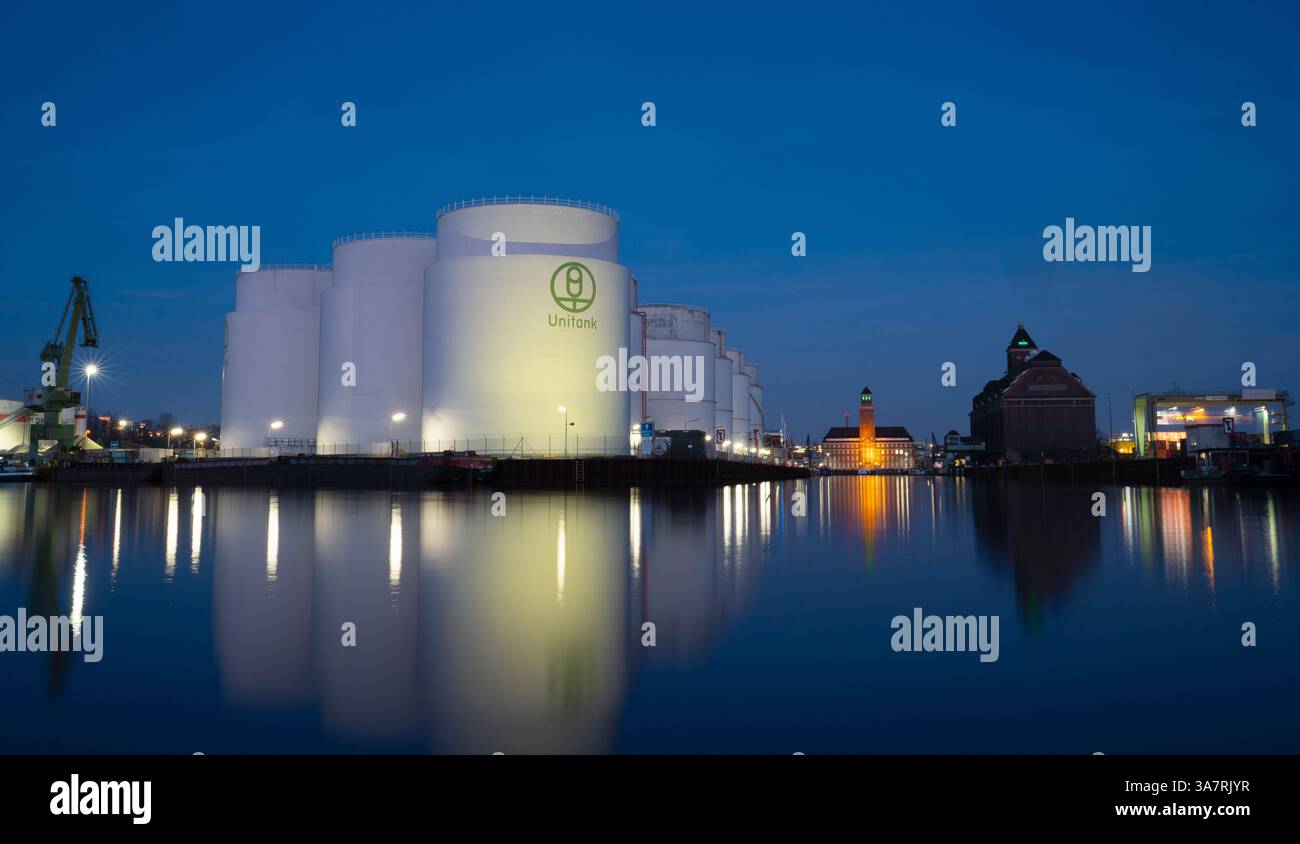 20 March 2025, Berlin: View of the Unitank tank farm in Westhafen ...