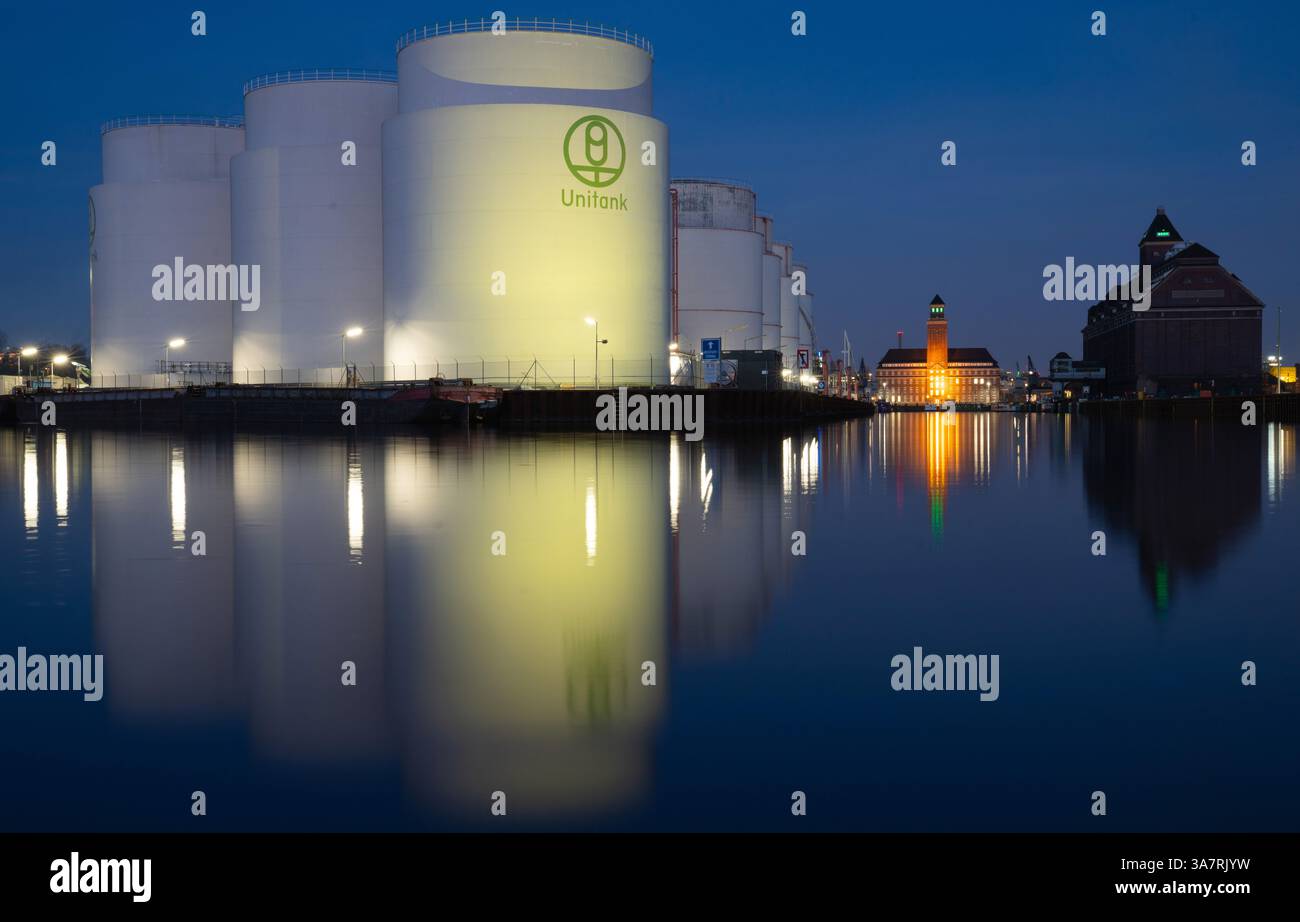 20 March 2025, Berlin: View of the Unitank tank farm in Westhafen ...