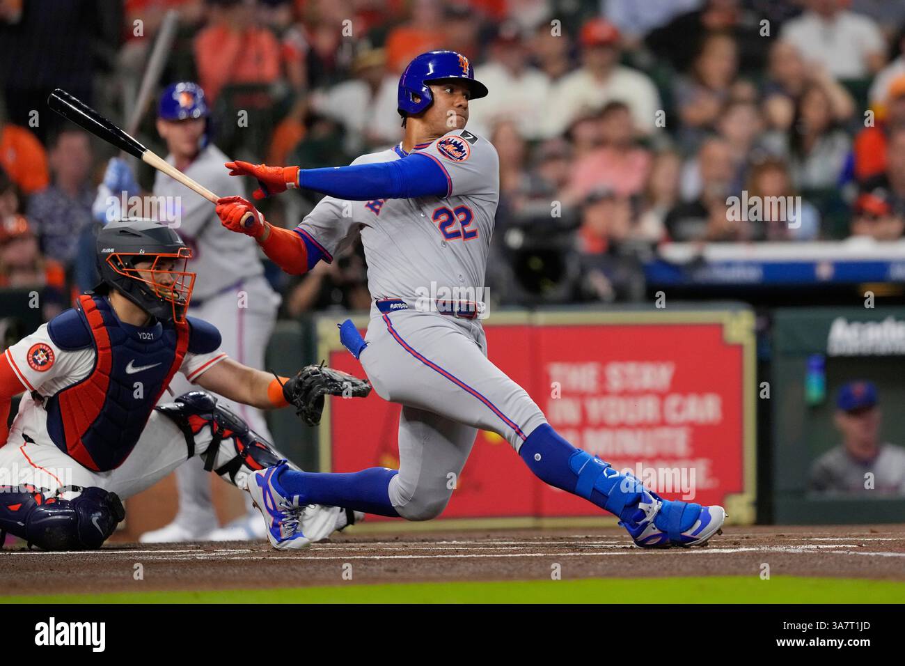 New York Mets' Juan Soto (22) hits a single against the Houston Astros ...