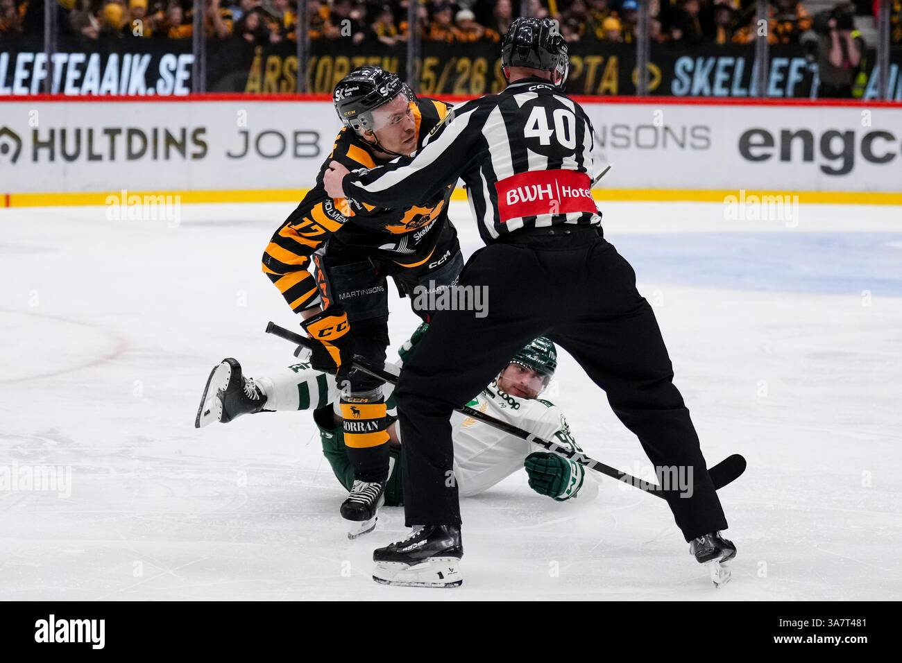 250327 under kvartsfinal fyra i SHL mellan Skellefteå och Färjestad den 27 mars 2025 i ...