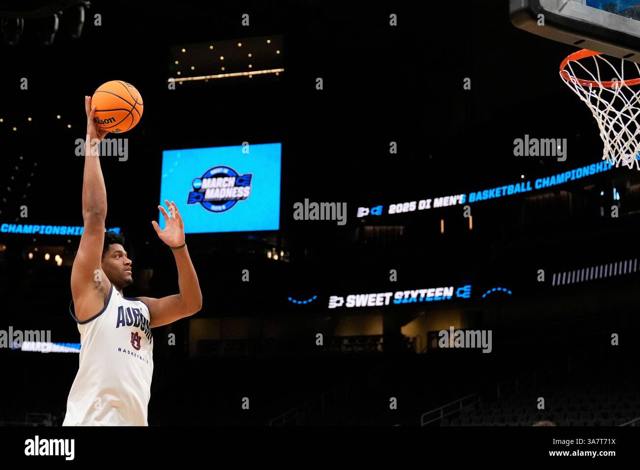 Auburn center Dylan Cardwell (44) runs drills during practice, Thursday ...
