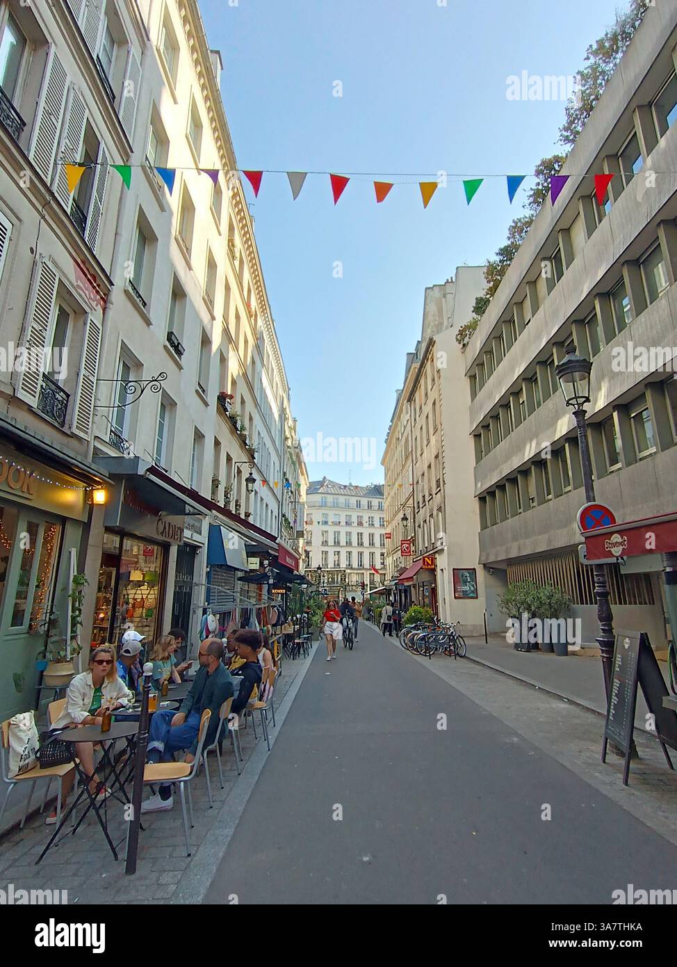 Rue cadet paris hi-res stock photography and images - Alamy