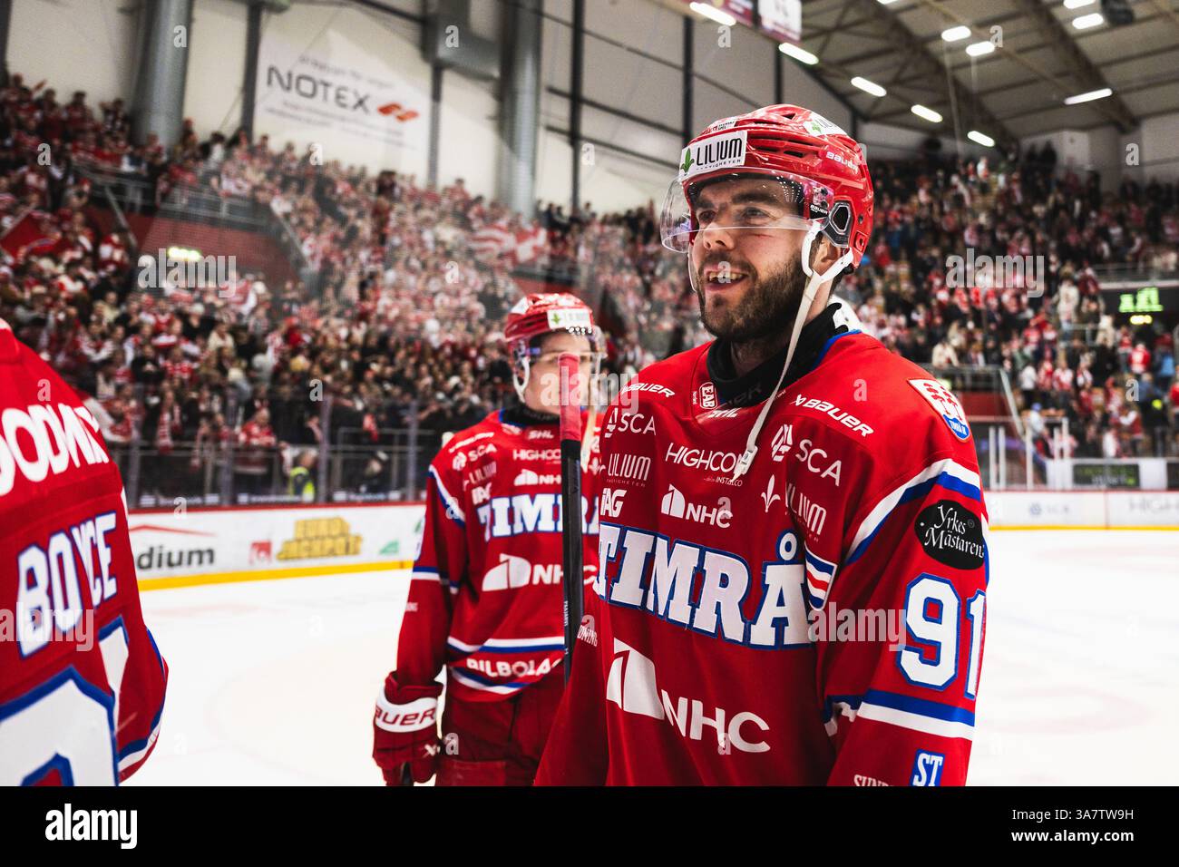 250327 Timrås Magnus Pääjärvi jublar efter kvartsfinal fyra i SHL ...