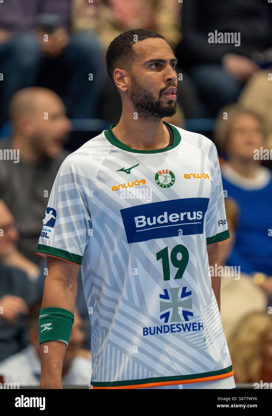 Gummersbach, Deutschland. 27th Mar, 2025. Philipp Ahouansou (HSG Wetzlar, #19) Handball Daikin ...