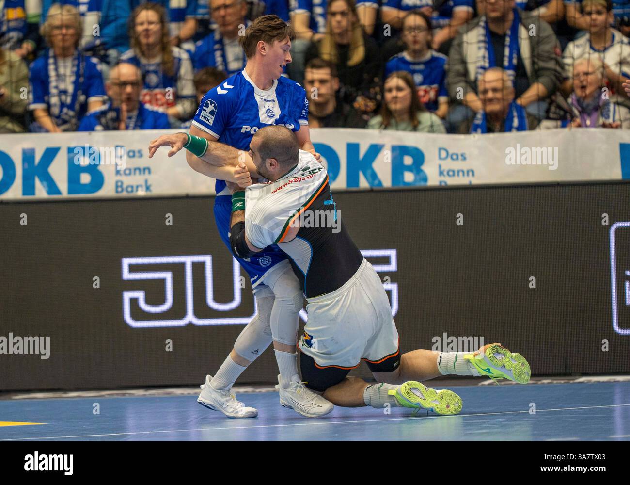 Zweikampf zwischen: Ole Pregler (VfL Gummersbach, #23) und Vladimir ...