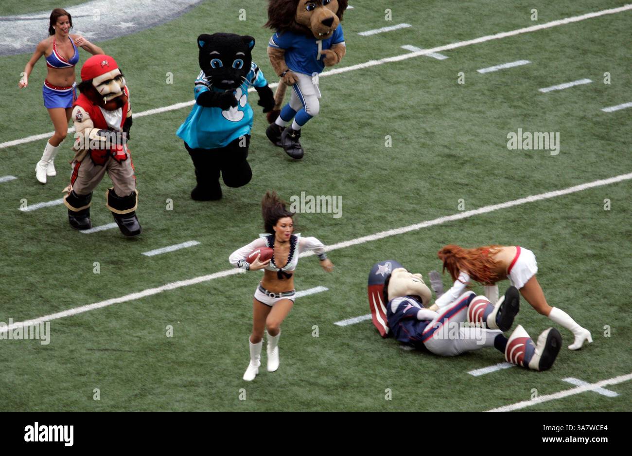 Jan. 27, 2013 - Honolulu, HI, USA - January 27, 2013: Cheerleaders ...