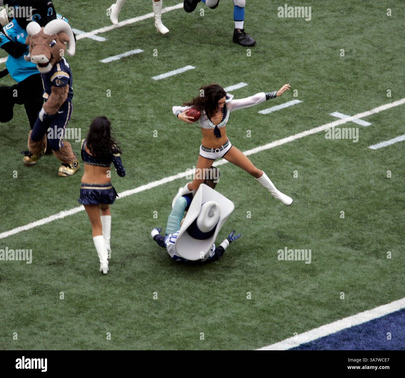 Jan. 27, 2013 - Honolulu, HI, USA - January 27, 2013: Cheerleaders ...