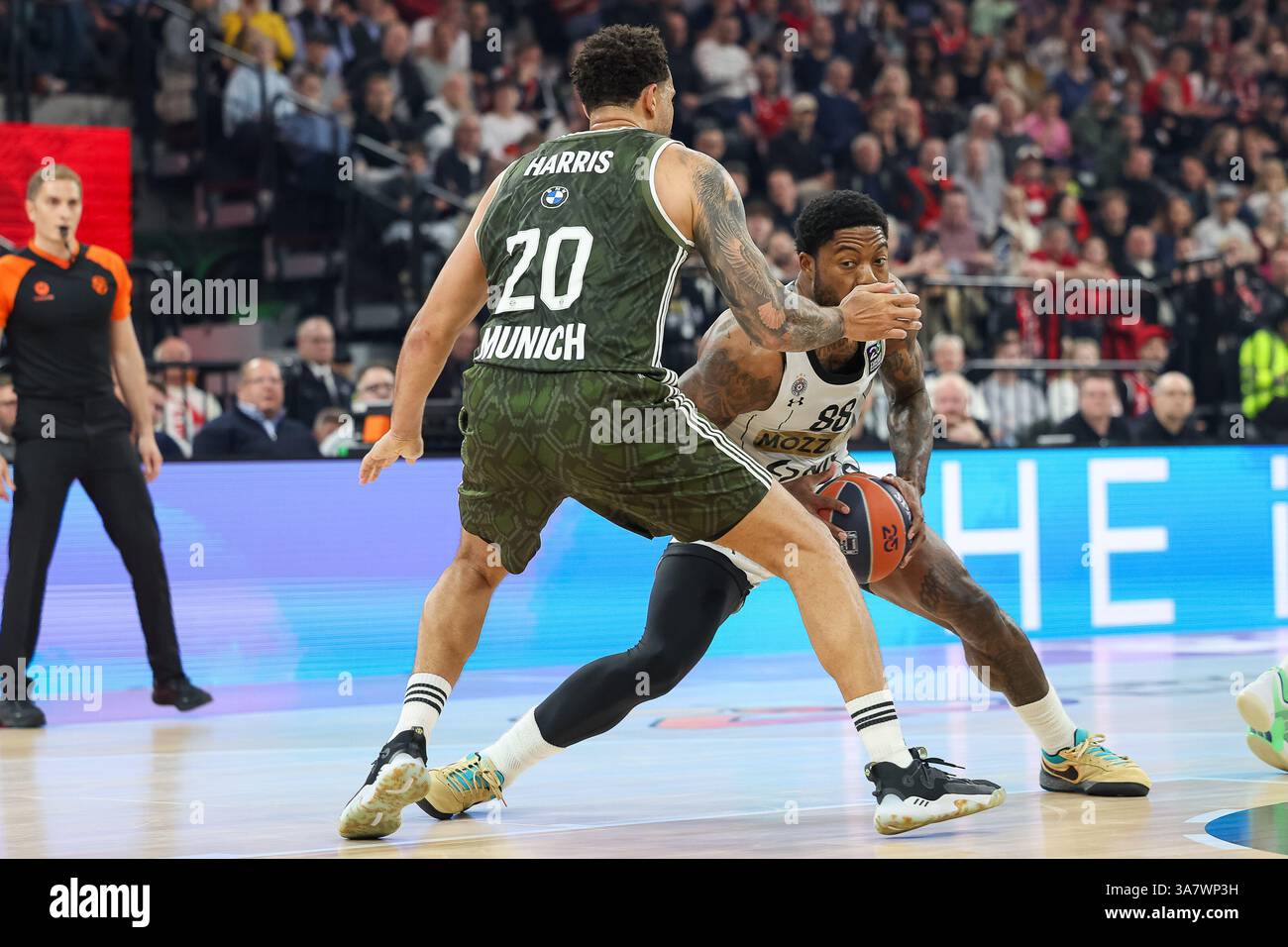 Tyrique Jones (Partizan Belgrad, #88) mit Ball mit Elias Harris (FC ...