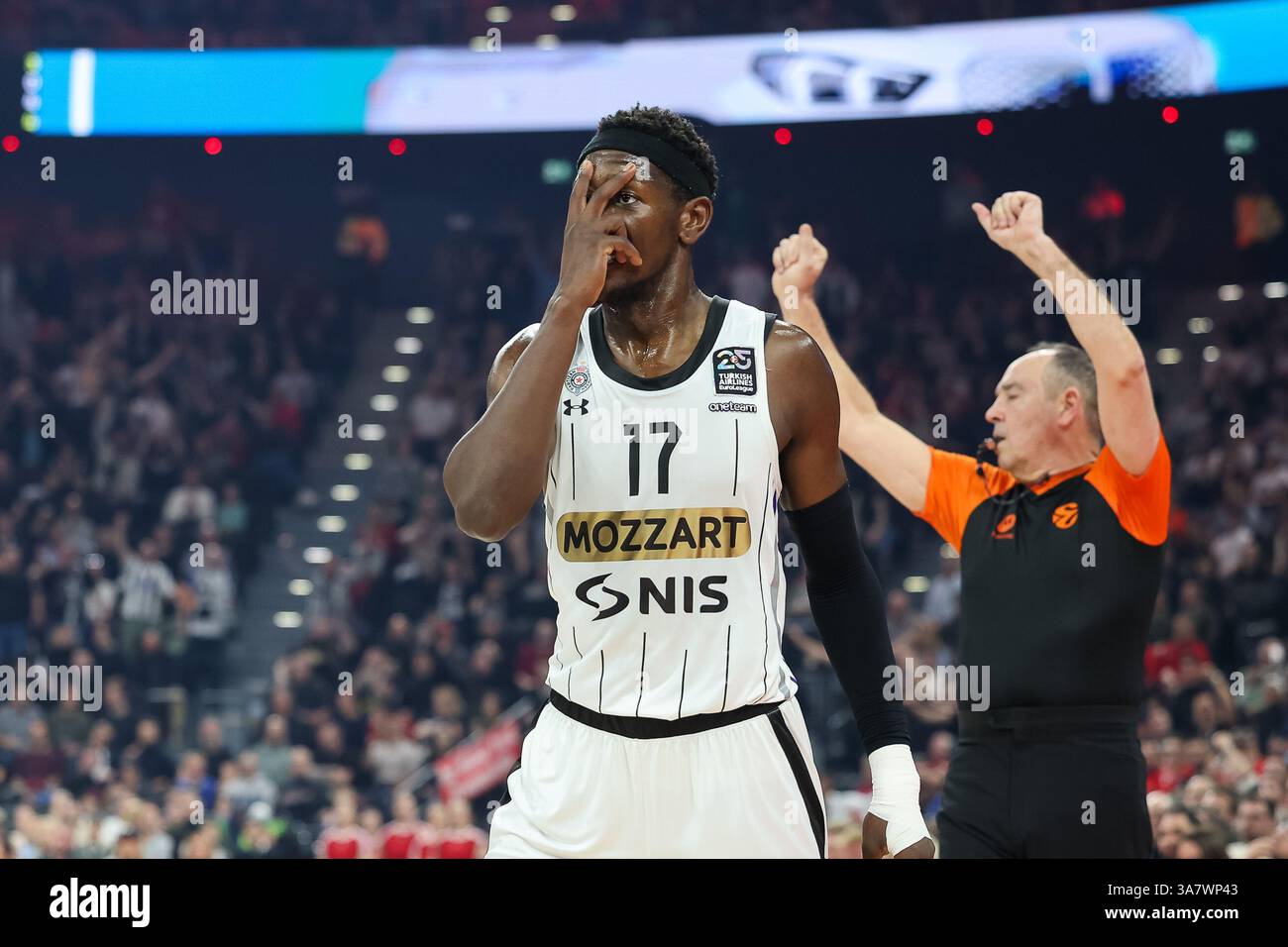 Isaac Bonga (Partizan Belgrad, #17) jubelt nach 3 Punkte Wurf, jubeln ...