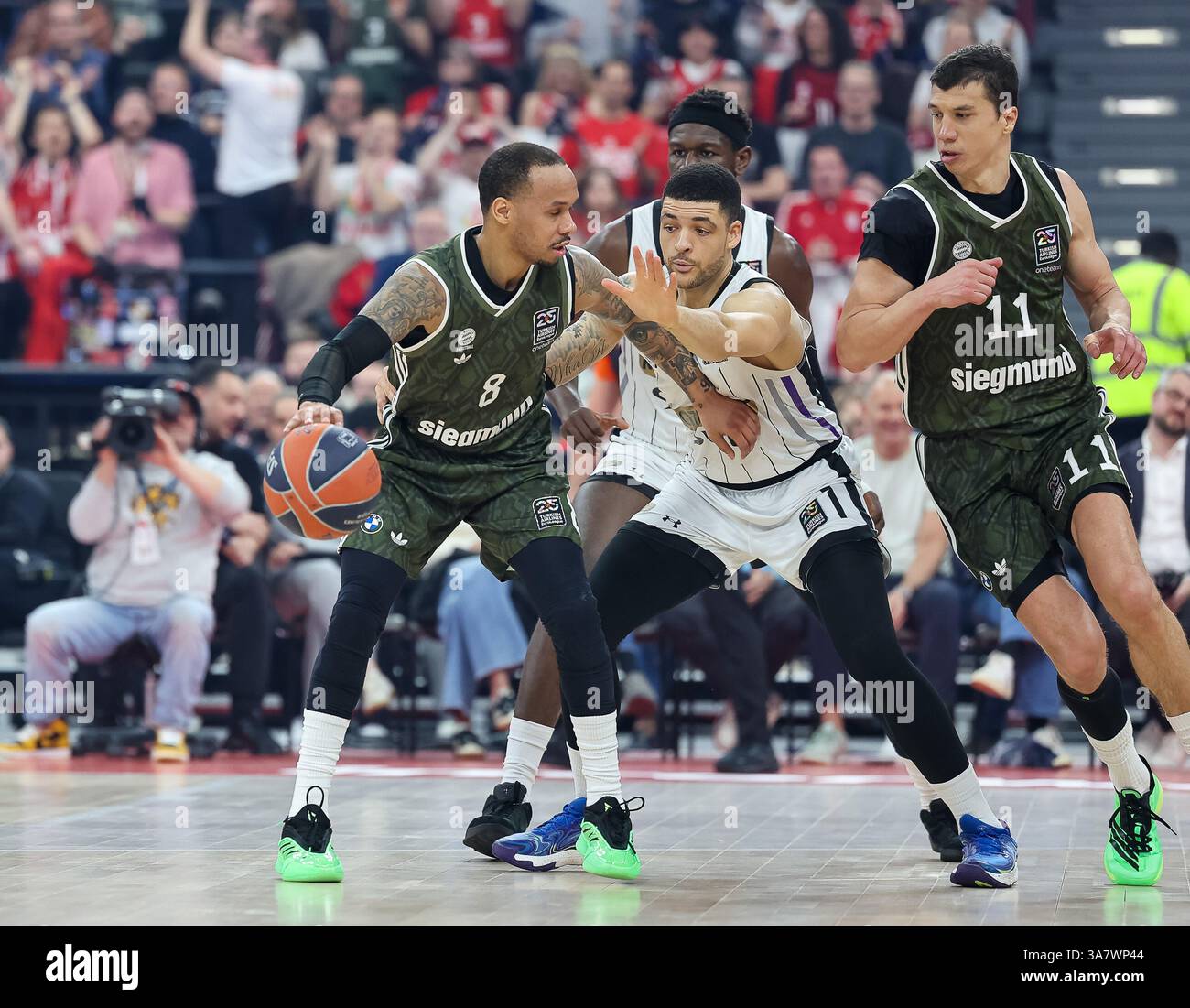 Muenchen, Deutschland. 27th Mar, 2025. Shabazz Napier (FC Bayern ...