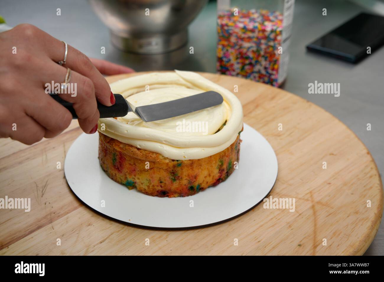 Hands decorating cake hi-res stock photography and images - Alamy
