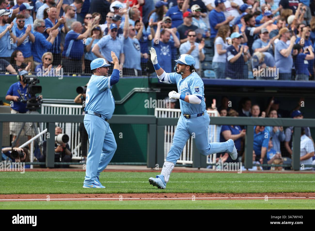 KANSAS CITY, MO - MARCH 27: Kansas City Royals first base Vinnie ...