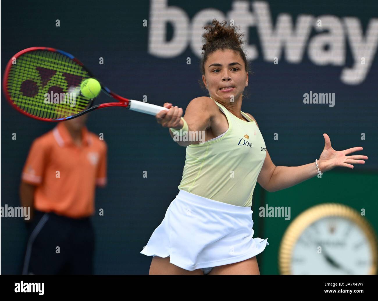 MIAMI GARDENS FL - MARCH 27: Jasmine Paolini Vs Aryna Sabalenka during ...