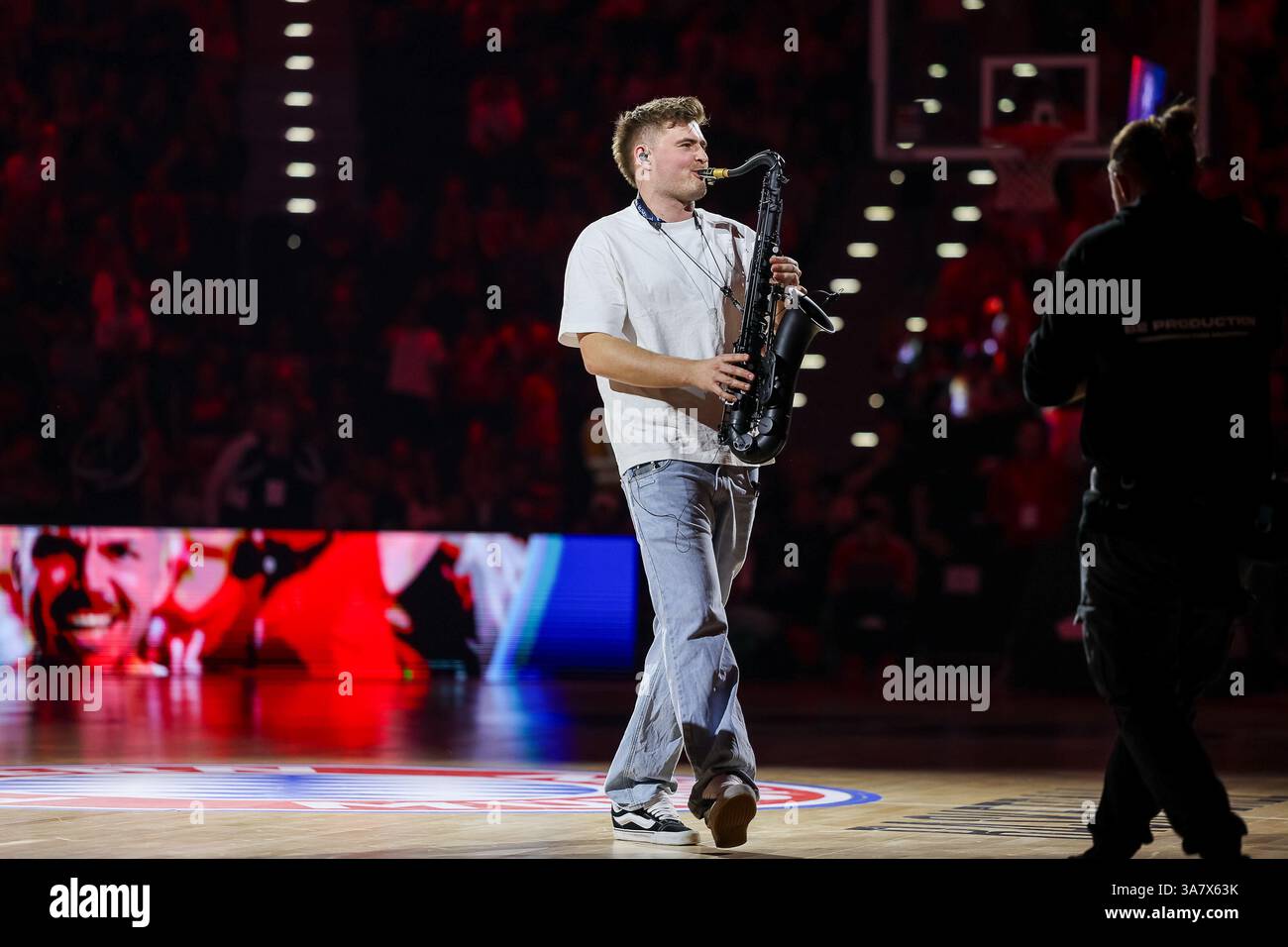 Muenchen, Deutschland. 27th Mar, 2025. Andre Schnura performt mit ...