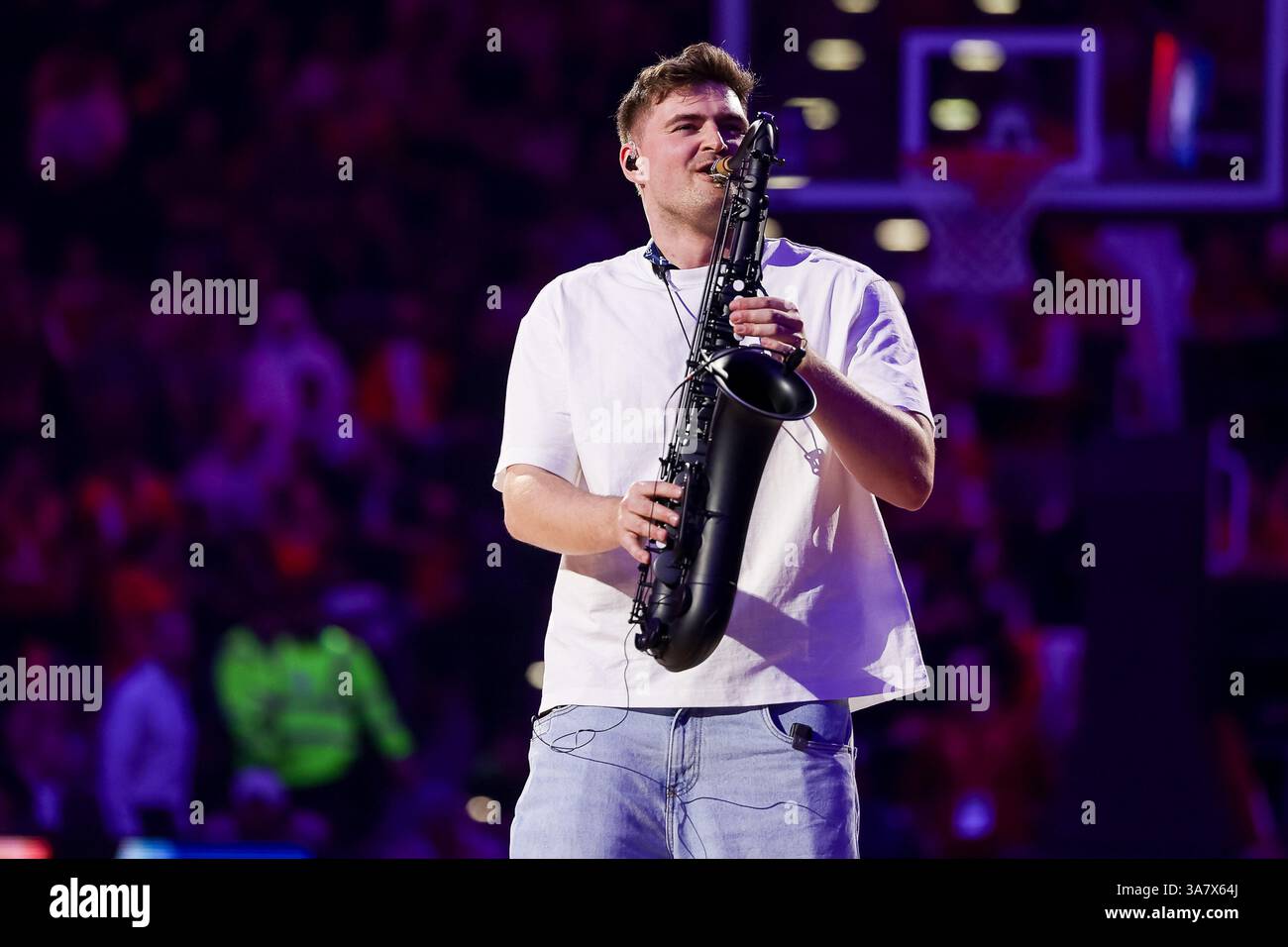 Andre Schnura performt mit seinem Saxophon in der Halbzeit, GER, FC ...