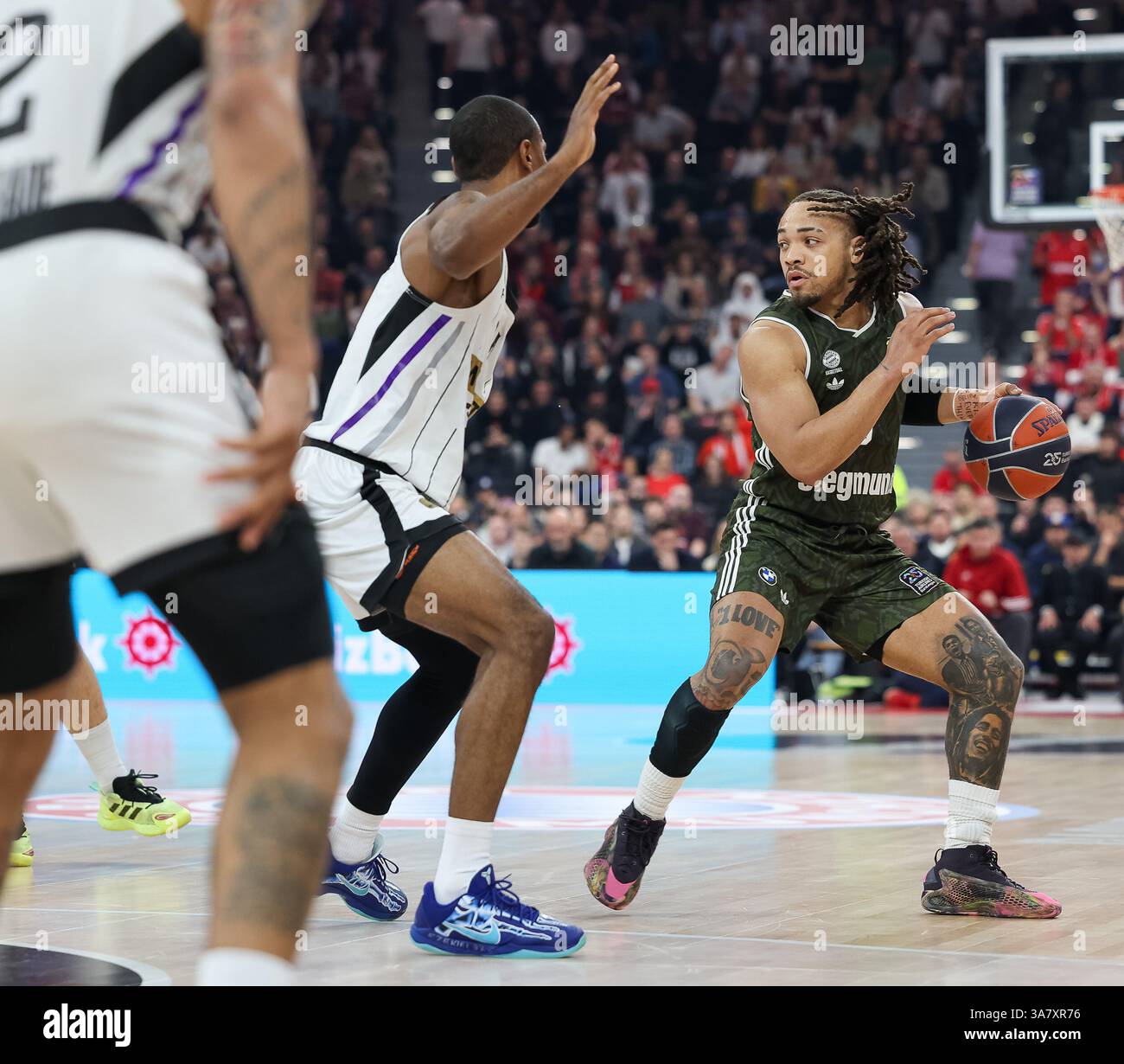 Muenchen, Deutschland. 27th Mar, 2025. Carsen Edwards (FC Bayern ...