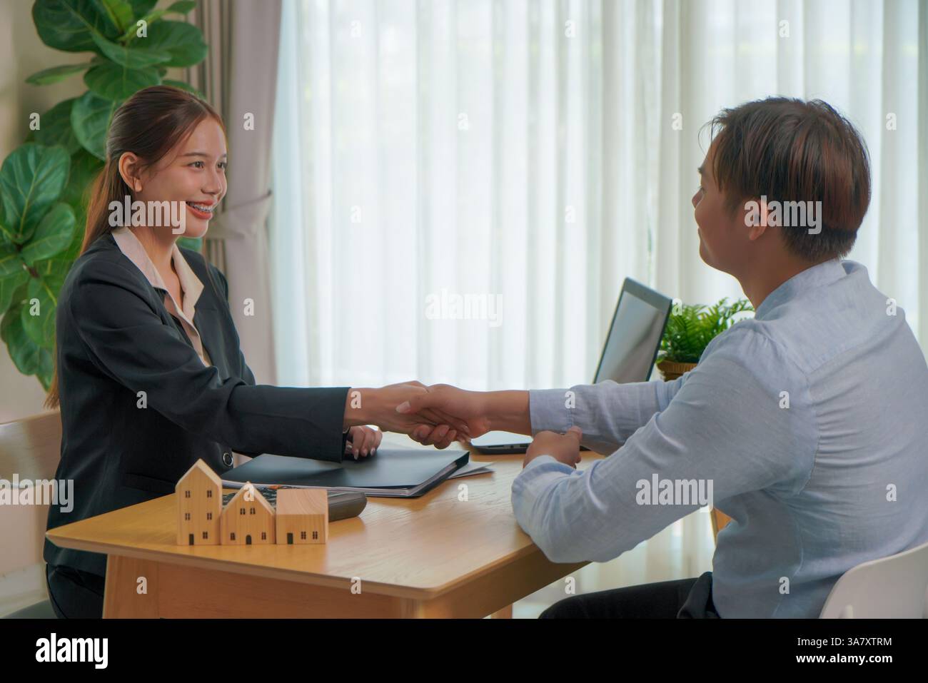 Suit models hi-res stock photography and images - Alamy