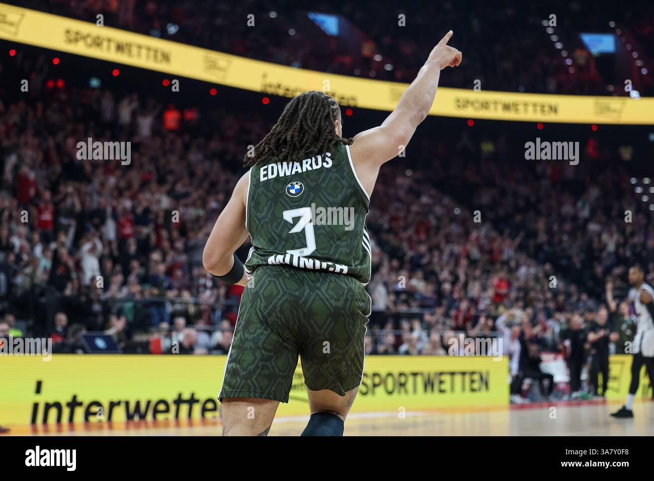 Carsen Edwards (FC Bayern Basketball, #03) jubelt nach 3 Punkte Wurf ...